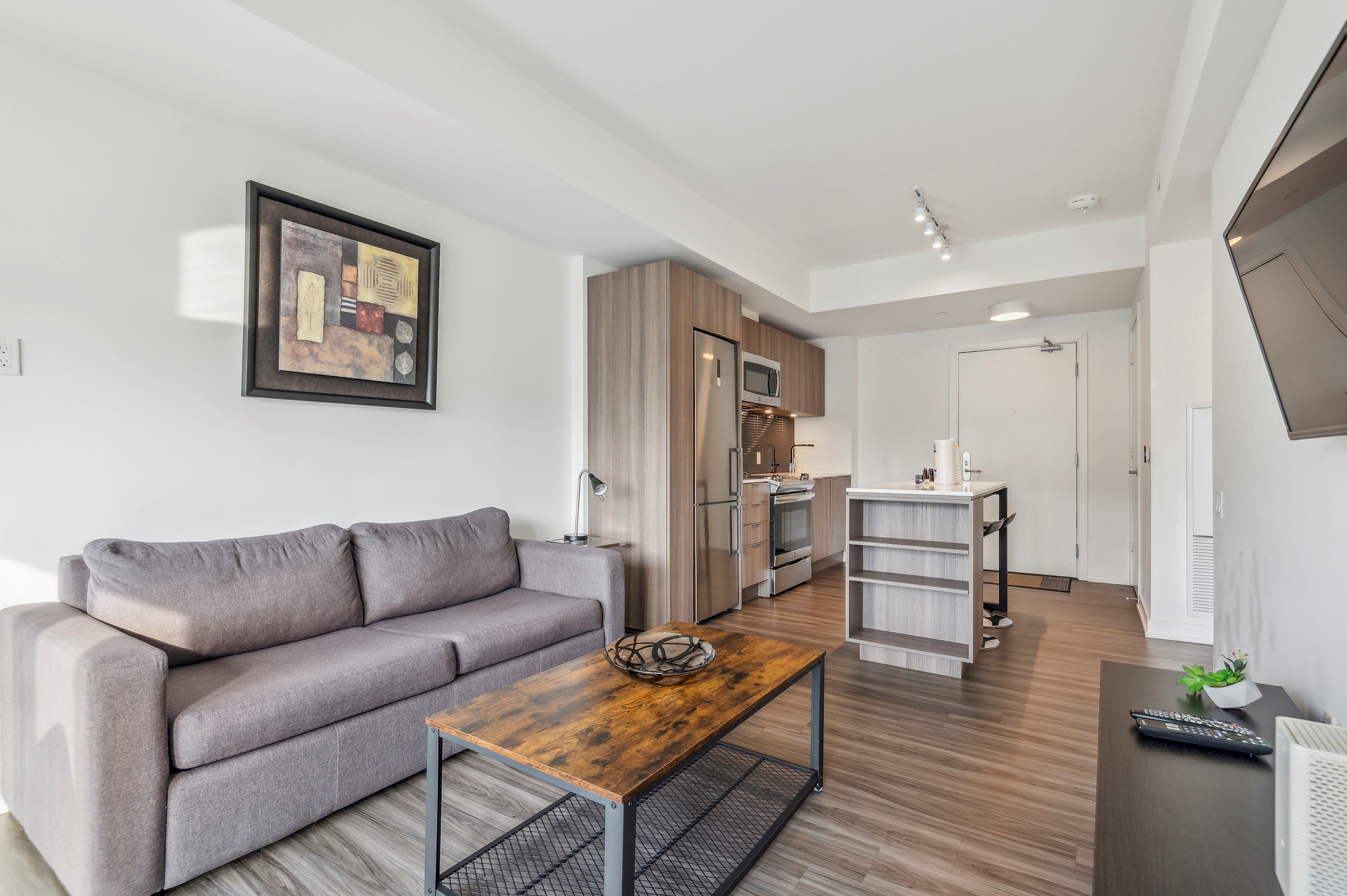 Modern Furnished Suite With Indoor Pool - Charming Urban Retreat - Toronto