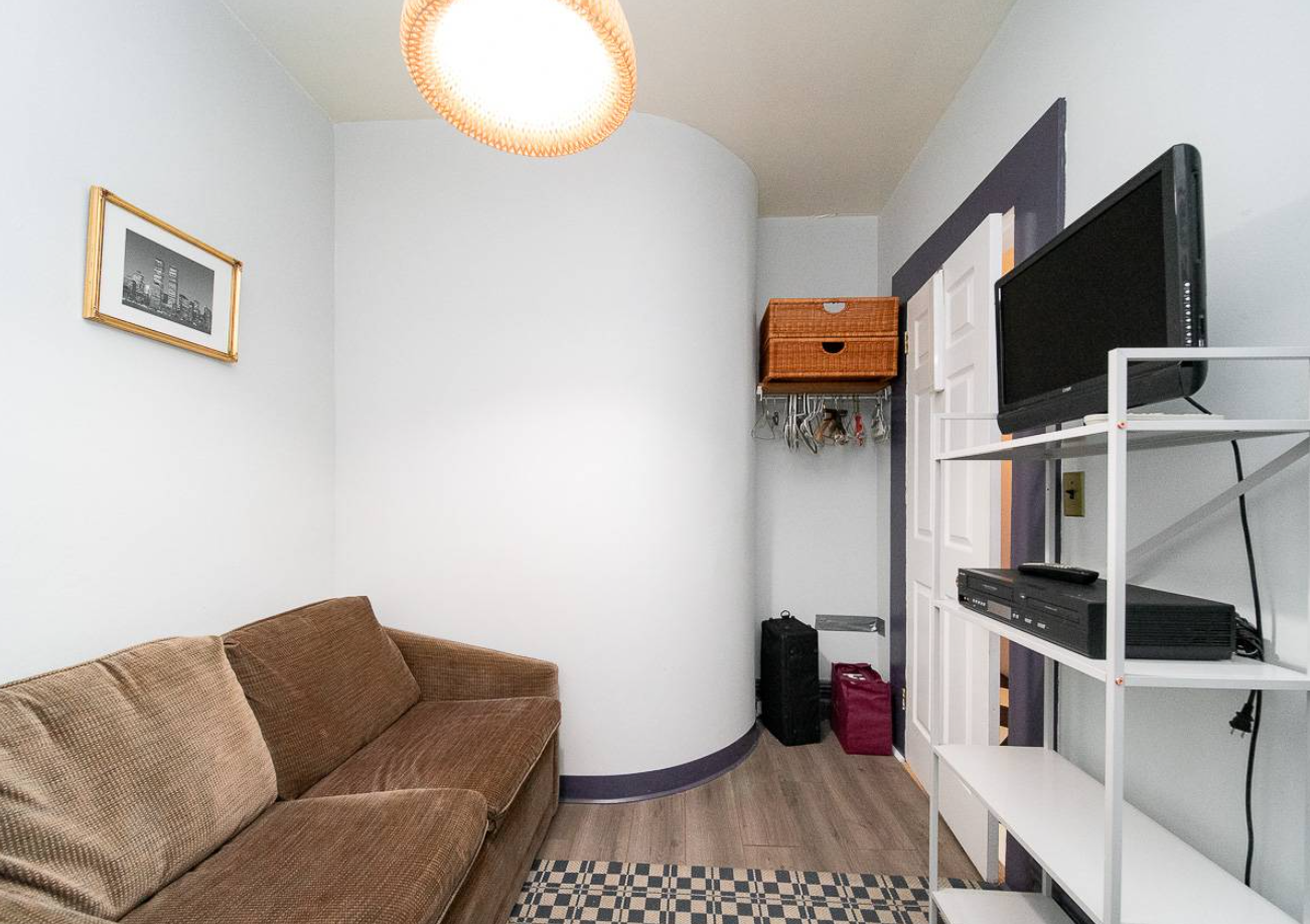 Fully Equipped With Cozy Living Room And Loft Area - Charming Modern Oasis - Queens, NY
